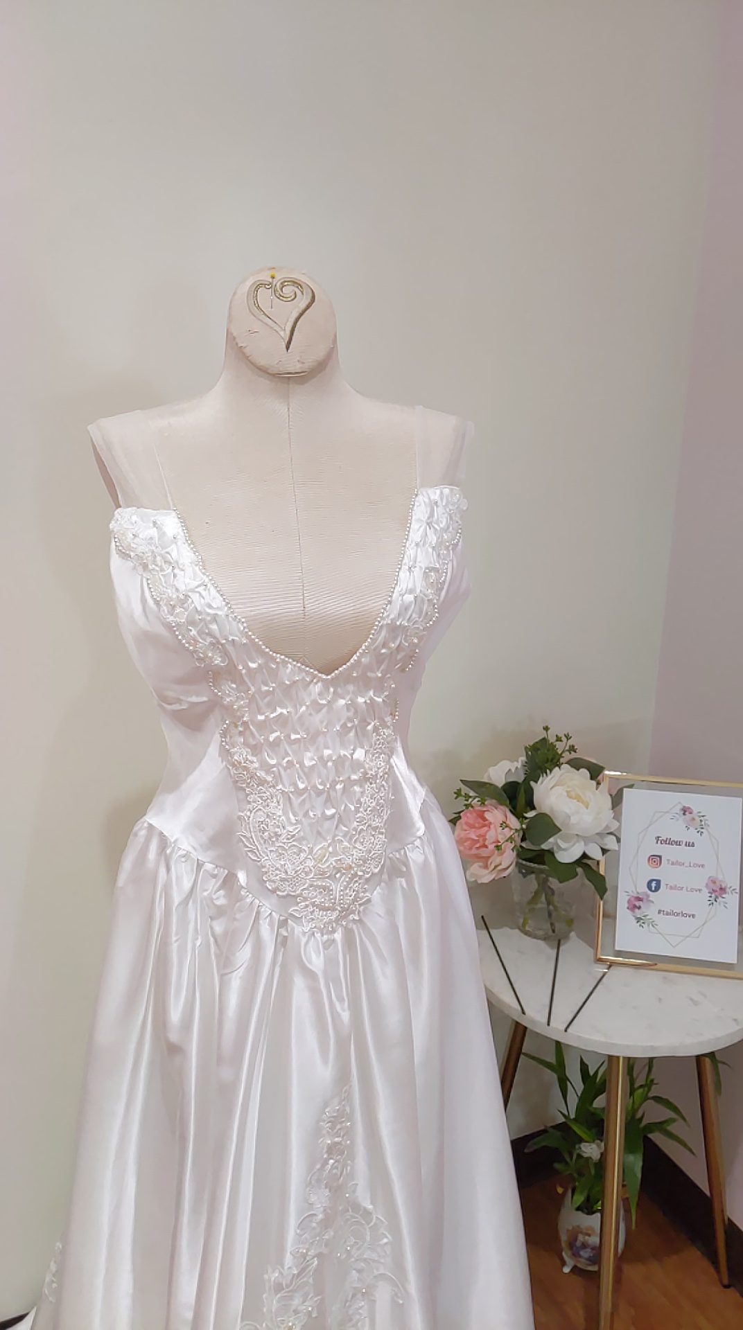 Redesign from mom to daughter – Wedding dress tailoring • Wedding dress ...